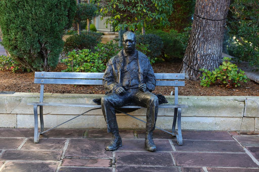 Man on the bench - George SEGAL - Chemin Sculptures Rainier III